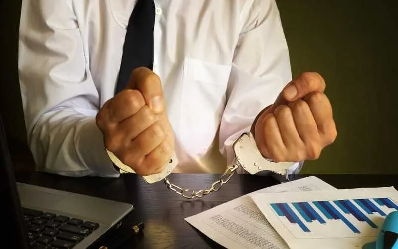 Mơ bị công an bắt là điềm gì? Giải mã thông điệp sau giấc mơ